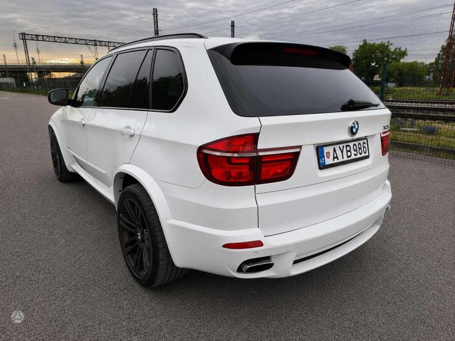 White BMW X5 2013 in Siauliai, with an engine capacity of 2.99 L and mileage of 295 thousand km for 12750 €, photo 7 on AUTOMOTO.COM.LV