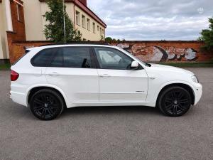White BMW X5 2013 in Siauliai, with an engine capacity of 2.99 L and mileage of 295 thousand km for 12750 €, photo 8 on AUTOMOTO.COM.LV