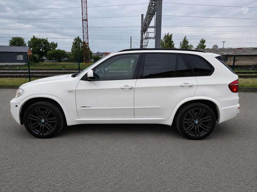 White BMW X5 2013 in Siauliai, with an engine capacity of 2.99 L and mileage of 295 thousand km for 12750 €, photo 9 on AUTOMOTO.COM.LV