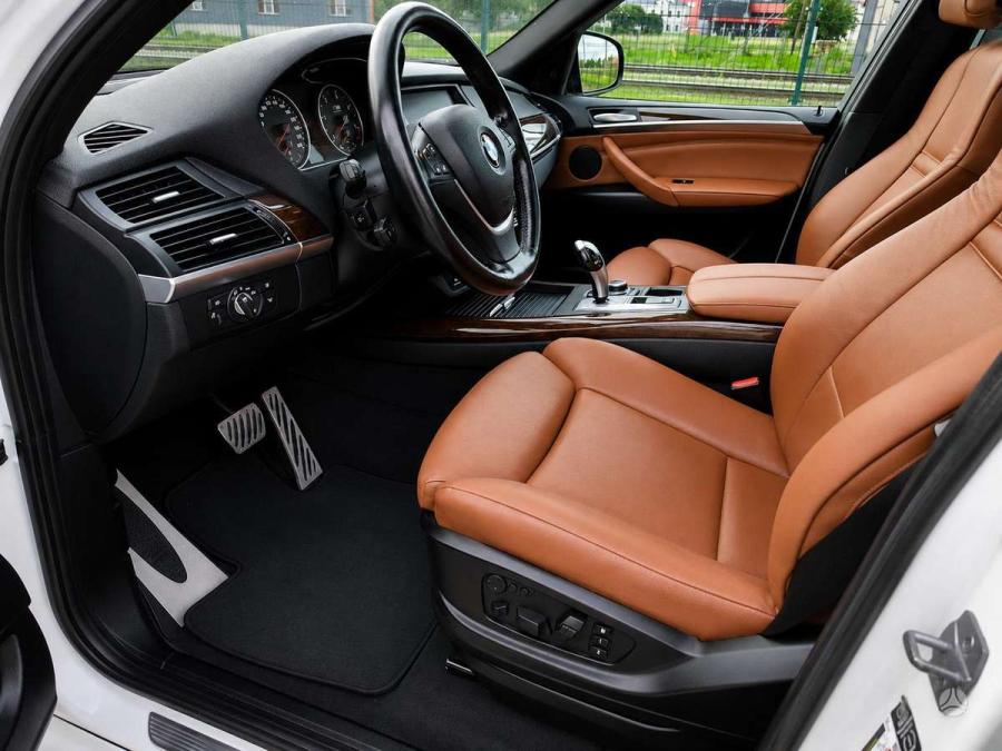 White BMW X5 2013 in Siauliai, with an engine capacity of 2.99 L and mileage of 295 thousand km for 12750 €, photo 10 on AUTOMOTO.COM.LV