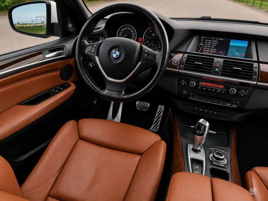 White BMW X5 2013 in Siauliai, with an engine capacity of 2.99 L and mileage of 295 thousand km for 12750 €, photo 11 on AUTOMOTO.COM.LV