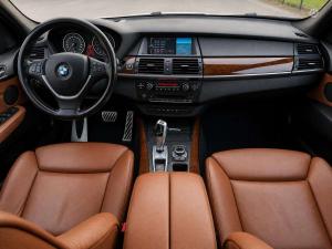 White BMW X5 2013 in Siauliai, with an engine capacity of 2.99 L and mileage of 295 thousand km for 12750 €, photo 12 on AUTOMOTO.COM.LV