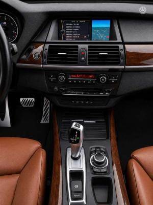 White BMW X5 2013 in Siauliai, with an engine capacity of 2.99 L and mileage of 295 thousand km for 12750 €, photo 13 on AUTOMOTO.COM.LV