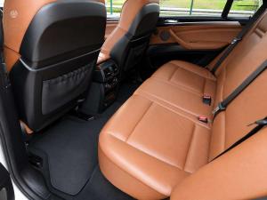White BMW X5 2013 in Siauliai, with an engine capacity of 2.99 L and mileage of 295 thousand km for 12750 €, photo 16 on AUTOMOTO.COM.LV