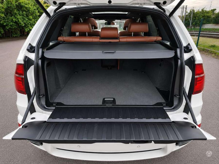 White BMW X5 2013 in Siauliai, with an engine capacity of 2.99 L and mileage of 295 thousand km for 12750 €, photo 18 on AUTOMOTO.COM.LV