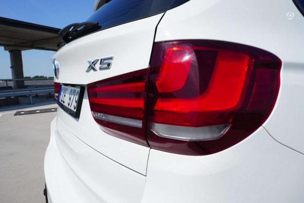 White BMW X5 2013 in Vilnius, with an engine capacity of 2.99 L and mileage of 403 thousand km for 16000 €, photo 6 on AUTOMOTO.COM.LV