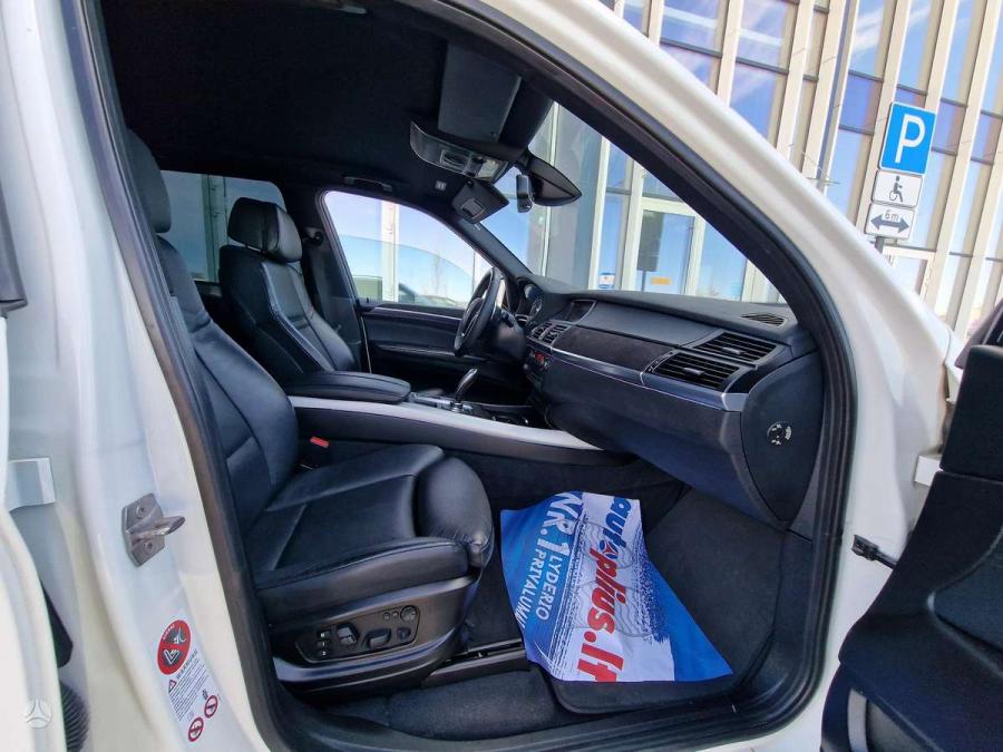 White BMW X5 2013 in Vilnius, with an engine capacity of 2.99 L and mileage of 270 thousand km for 11790 €, photo 13 on AUTOMOTO.COM.LV