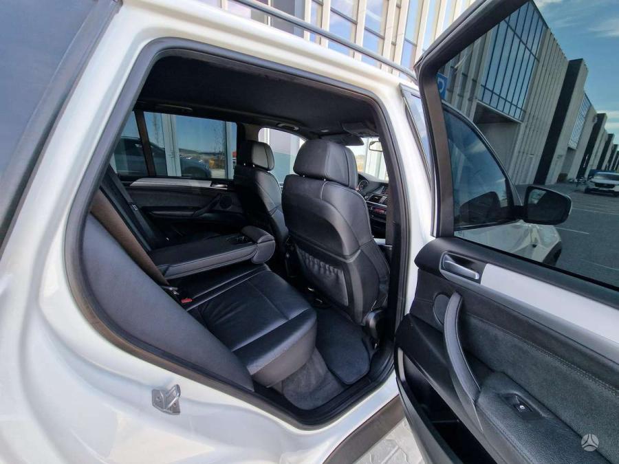 White BMW X5 2013 in Vilnius, with an engine capacity of 2.99 L and mileage of 270 thousand km for 11790 €, photo 23 on AUTOMOTO.COM.LV