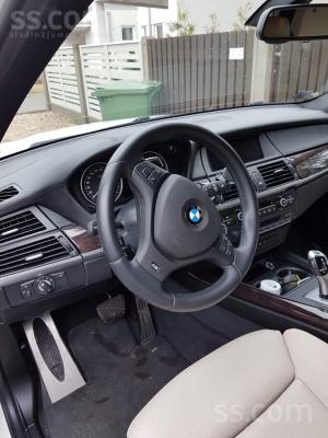 White BMW X5 2013 in Riga, with an engine capacity of 3.00 L and mileage of 125 thousand km for 19500 €, photo 6 on AUTOMOTO.COM.LV