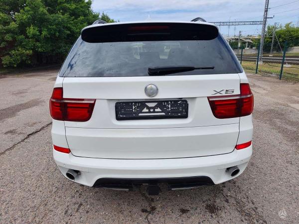 Balts BMW X5 2013 Šauļi, ar dzinēja tilpumu 3.50 L un nobraukumu 401 tūkst. km par 9200 €, foto 5 vietnē AUTOMOTO.COM.LV
