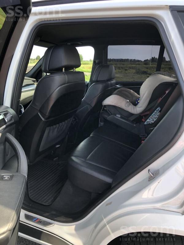 White BMW X5 2013 in Jelgava, with an engine capacity of 3.00 L and mileage of 274 thousand km for 12000 €, photo 8 on AUTOMOTO.COM.LV