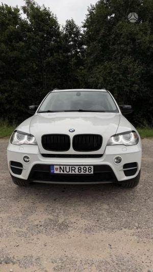 Balts BMW X5 2013 Šauļi, ar dzinēja tilpumu 2.98 L un nobraukumu 228 tūkst. km par 9800 €, foto  vietnē AUTOMOTO.COM.LV