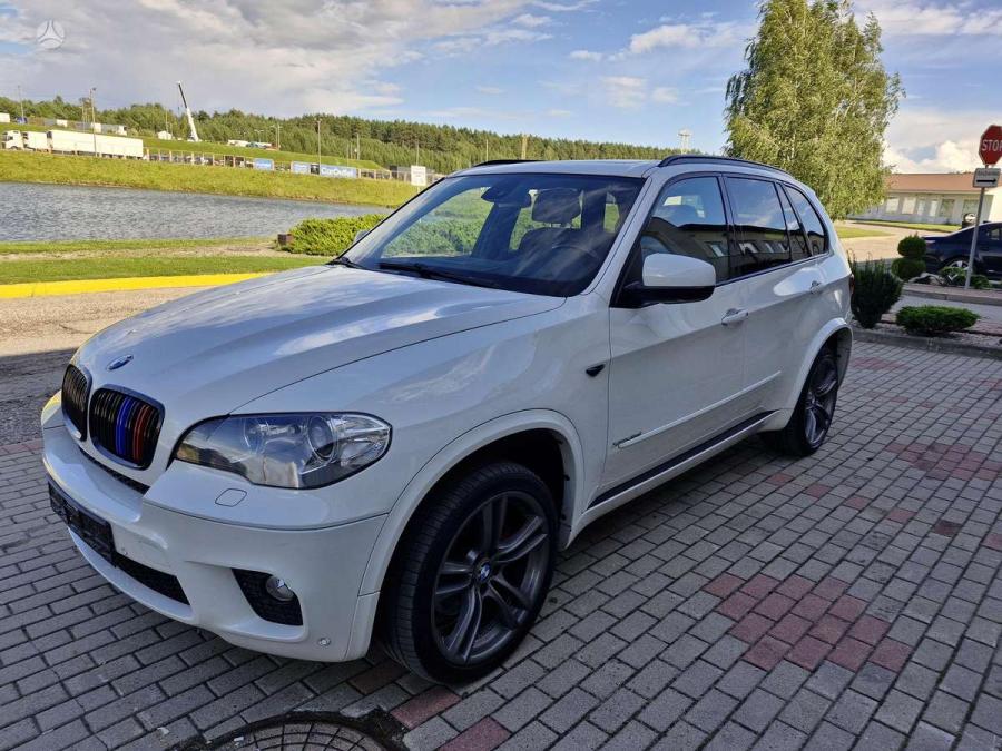 White BMW X5 2013 in Vilnius, with an engine capacity of 2.99 L and mileage of 277 thousand km for 11950 €, photo 1 on AUTOMOTO.COM.LV