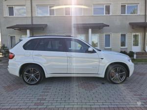 White BMW X5 2013 in Vilnius, with an engine capacity of 2.99 L and mileage of 277 thousand km for 11950 €, photo 4 on AUTOMOTO.COM.LV