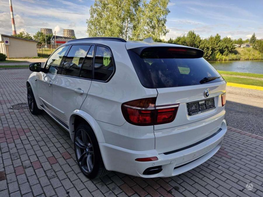 White BMW X5 2013 in Vilnius, with an engine capacity of 2.99 L and mileage of 277 thousand km for 11950 €, photo 5 on AUTOMOTO.COM.LV