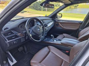 White BMW X5 2013 in Vilnius, with an engine capacity of 2.99 L and mileage of 277 thousand km for 11950 €, photo 9 on AUTOMOTO.COM.LV