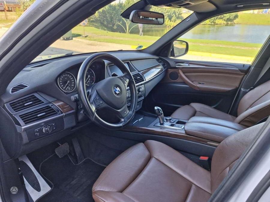 White BMW X5 2013 in Vilnius, with an engine capacity of 2.99 L and mileage of 277 thousand km for 11950 €, photo 9 on AUTOMOTO.COM.LV