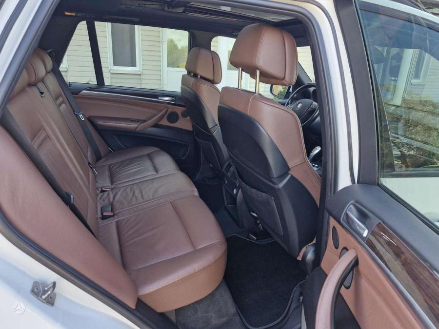 White BMW X5 2013 in Vilnius, with an engine capacity of 2.99 L and mileage of 277 thousand km for 11950 €, photo 10 on AUTOMOTO.COM.LV