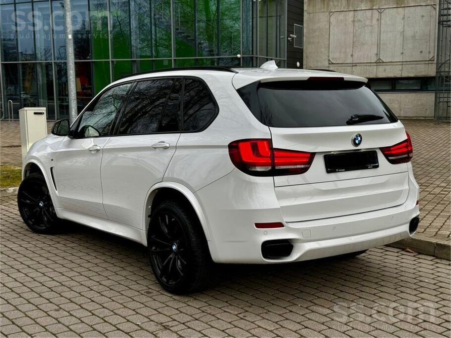 White BMW X5 2014 in Jelgava, with an engine capacity of 3.00 L and mileage of 268 thousand km for 24900 €, photo 7 on AUTOMOTO.COM.LV