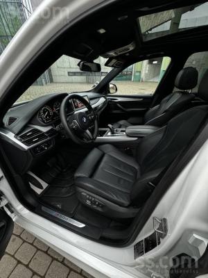 White BMW X5 2014 in Jelgava, with an engine capacity of 3.00 L and mileage of 268 thousand km for 24900 €, photo 14 on AUTOMOTO.COM.LV