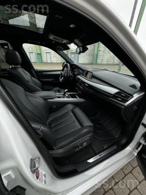 White BMW X5 2014 in Jelgava, with an engine capacity of 3.00 L and mileage of 268 thousand km for 24900 €, photo 16 on AUTOMOTO.COM.LV