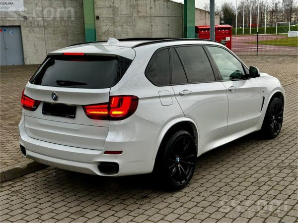 White BMW X5 2014 in Jelgava, with an engine capacity of 3.00 L and mileage of 268 thousand km for 24300 €, photo 2 on AUTOMOTO.COM.LV