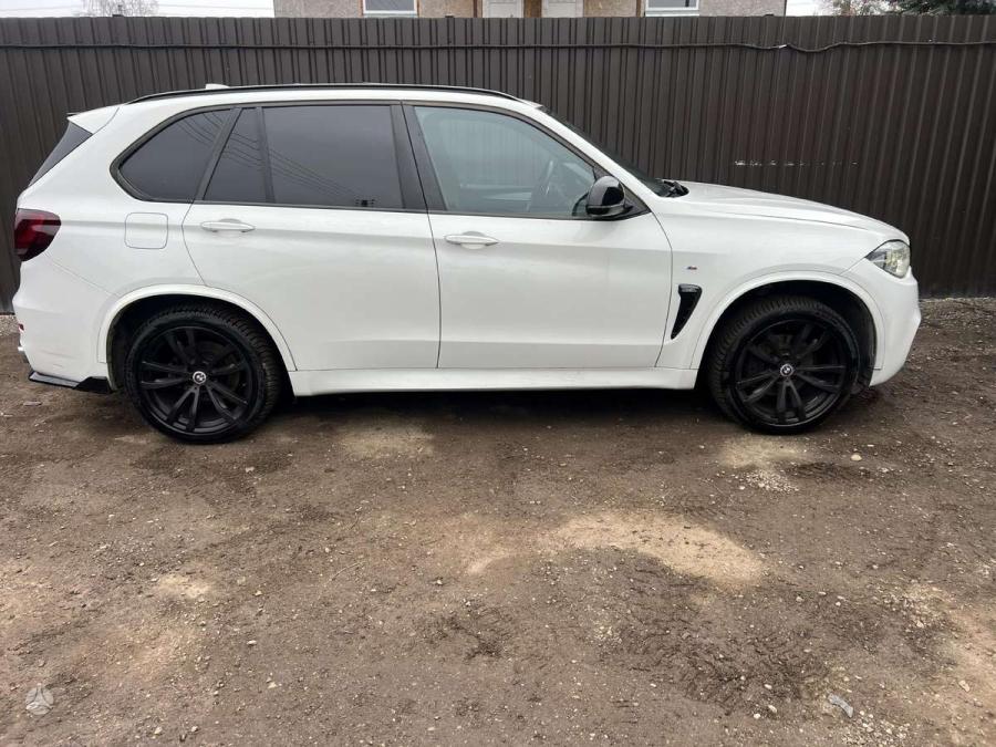 White BMW X5 2014 in Kaunas, with an engine capacity of 2.99 L and mileage of 270 thousand km for 12700 €, photo 4 on AUTOMOTO.COM.LV