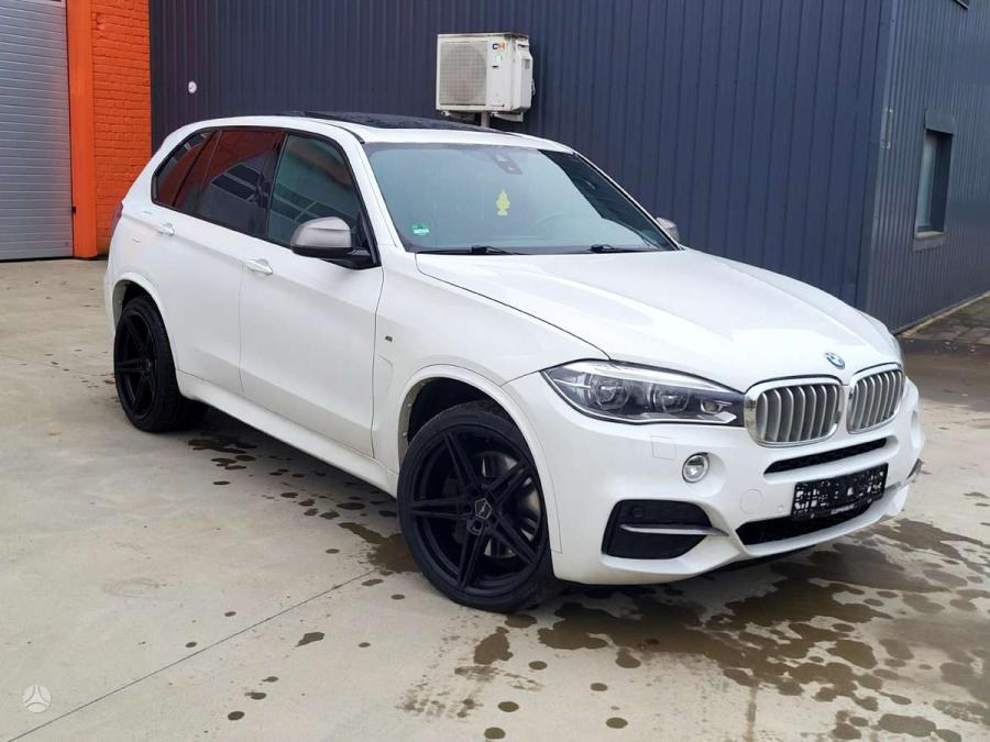 White BMW X5 2014 in Vilnius, with an engine capacity of 3.00 L and mileage of 233 thousand km for 16550 €, photo 13 on AUTOMOTO.COM.LV