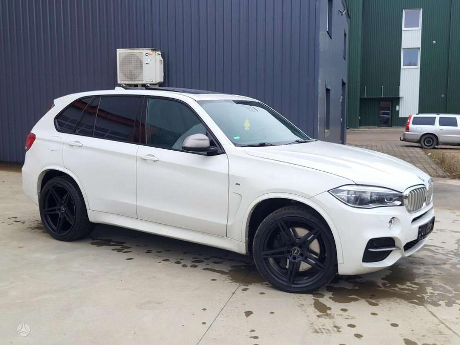 White BMW X5 2014 in Vilnius, with an engine capacity of 3.00 L and mileage of 233 thousand km for 16550 €, photo 17 on AUTOMOTO.COM.LV
