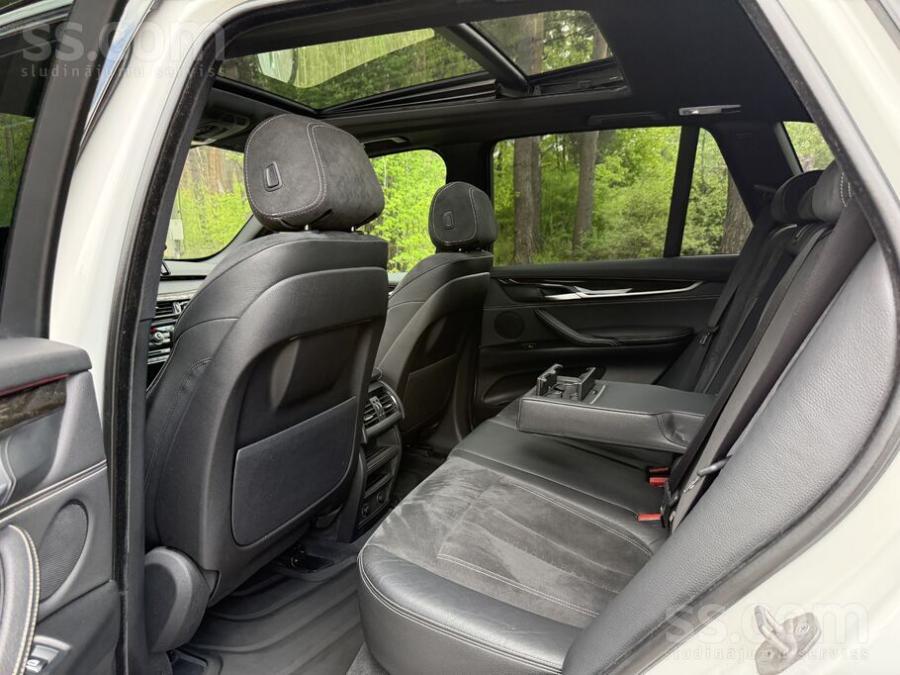 White BMW X5 2014 in Riga, with an engine capacity of 3.00 L and mileage of 203 thousand km for 21500 €, photo 23 on AUTOMOTO.COM.LV