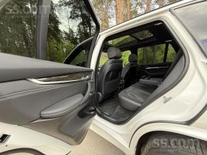 White BMW X5 2014 in Riga, with an engine capacity of 3.00 L and mileage of 203 thousand km for 21500 €, photo 27 on AUTOMOTO.COM.LV