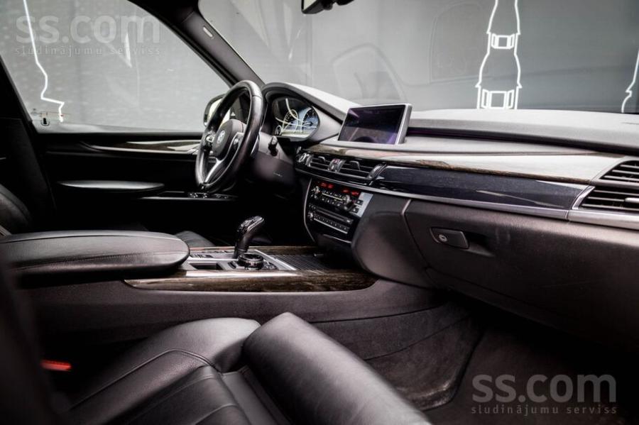 White BMW X5 2014 in Riga, with an engine capacity of 3.00 L and mileage of 301 thousand km for 19990 €, photo 12 on AUTOMOTO.COM.LV