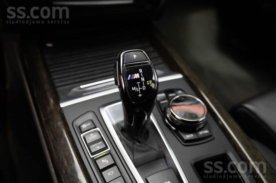 White BMW X5 2014 in Riga, with an engine capacity of 3.00 L and mileage of 301 thousand km for 19990 €, photo 21 on AUTOMOTO.COM.LV