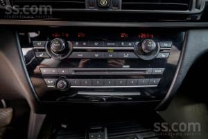 White BMW X5 2014 in Riga, with an engine capacity of 3.00 L and mileage of 301 thousand km for 19990 €, photo 27 on AUTOMOTO.COM.LV