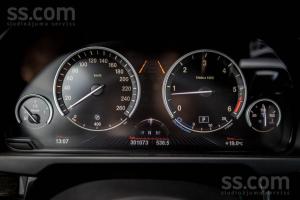 White BMW X5 2014 in Riga, with an engine capacity of 3.00 L and mileage of 301 thousand km for 19990 €, photo 34 on AUTOMOTO.COM.LV