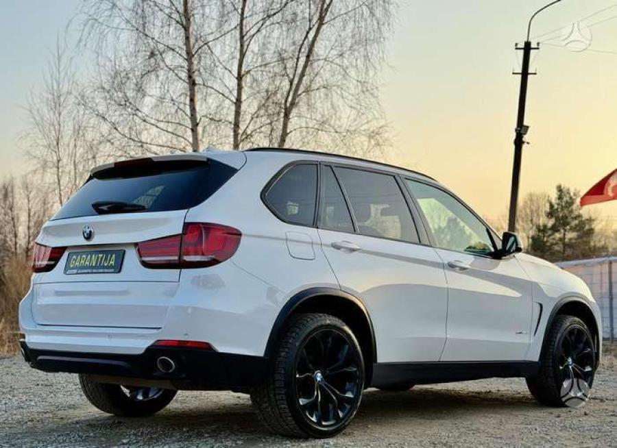 White BMW X5 2014 in Siauliai, with an engine capacity of 2.99 L and mileage of 268 thousand km for 16300 €, photo 5 on AUTOMOTO.COM.LV