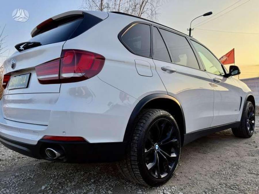 White BMW X5 2014 in Siauliai, with an engine capacity of 2.99 L and mileage of 268 thousand km for 16300 €, photo 9 on AUTOMOTO.COM.LV