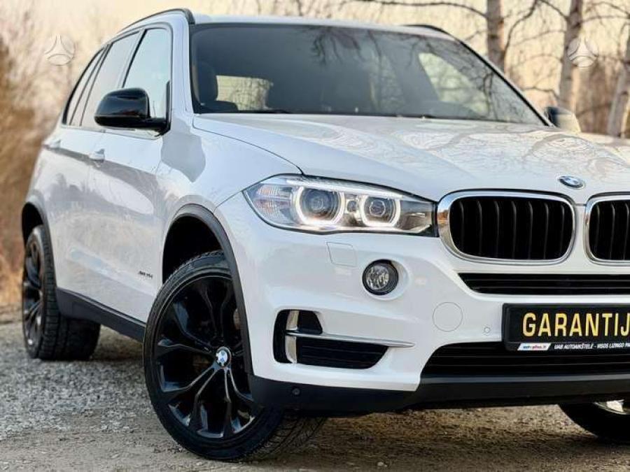 White BMW X5 2014 in Siauliai, with an engine capacity of 2.99 L and mileage of 268 thousand km for 16300 €, photo 16 on AUTOMOTO.COM.LV