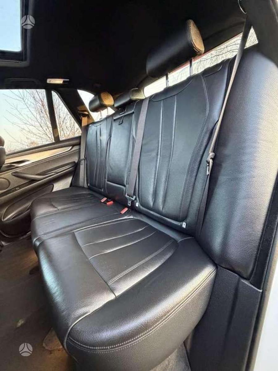 White BMW X5 2014 in Siauliai, with an engine capacity of 2.99 L and mileage of 268 thousand km for 16300 €, photo 27 on AUTOMOTO.COM.LV