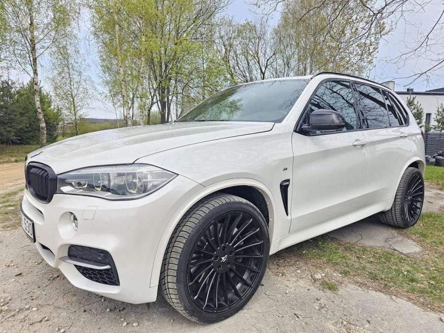 White BMW X5 2014 in Kaunas, with an engine capacity of 3.00 L and mileage of 221 thousand km for 19900 €, photo 1 on AUTOMOTO.COM.LV