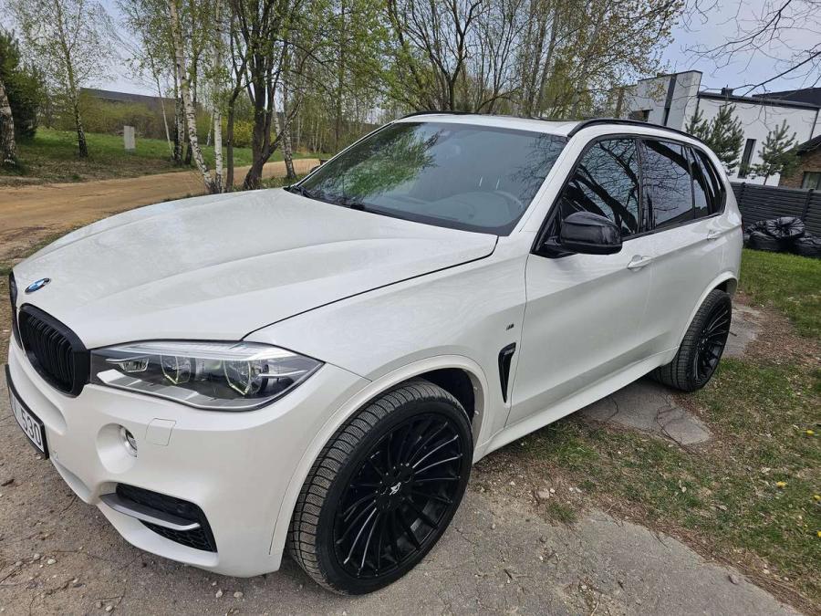 White BMW X5 2014 in Kaunas, with an engine capacity of 3.00 L and mileage of 221 thousand km for 19900 €, photo 4 on AUTOMOTO.COM.LV