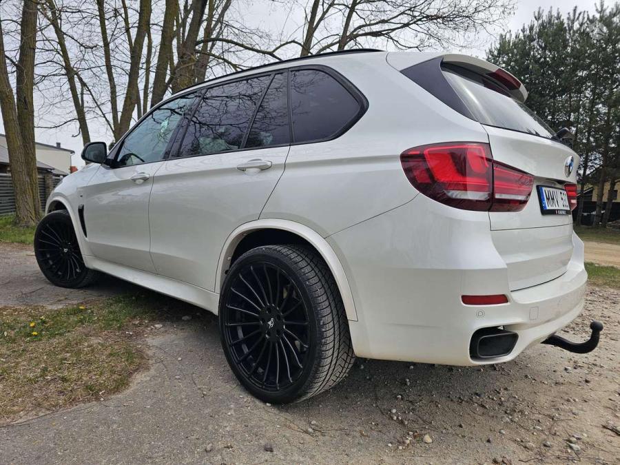 White BMW X5 2014 in Kaunas, with an engine capacity of 3.00 L and mileage of 221 thousand km for 19900 €, photo 10 on AUTOMOTO.COM.LV
