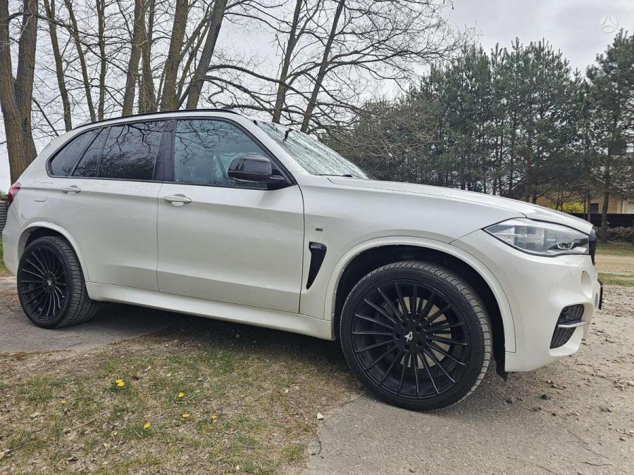 White BMW X5 2014 in Kaunas, with an engine capacity of 3.00 L and mileage of 221 thousand km for 19900 €, photo 16 on AUTOMOTO.COM.LV