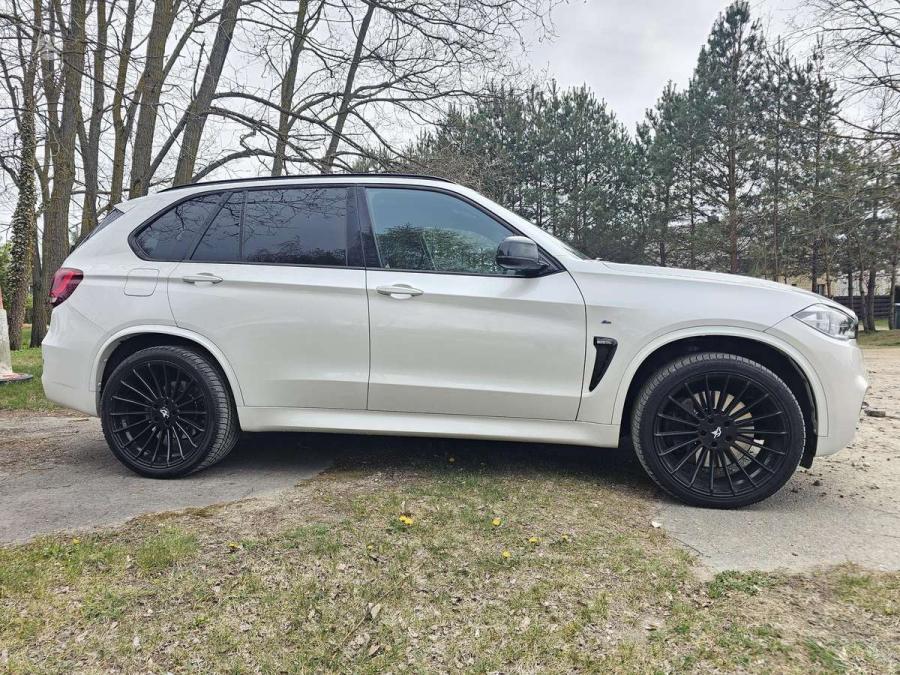 White BMW X5 2014 in Kaunas, with an engine capacity of 3.00 L and mileage of 221 thousand km for 19900 €, photo 17 on AUTOMOTO.COM.LV