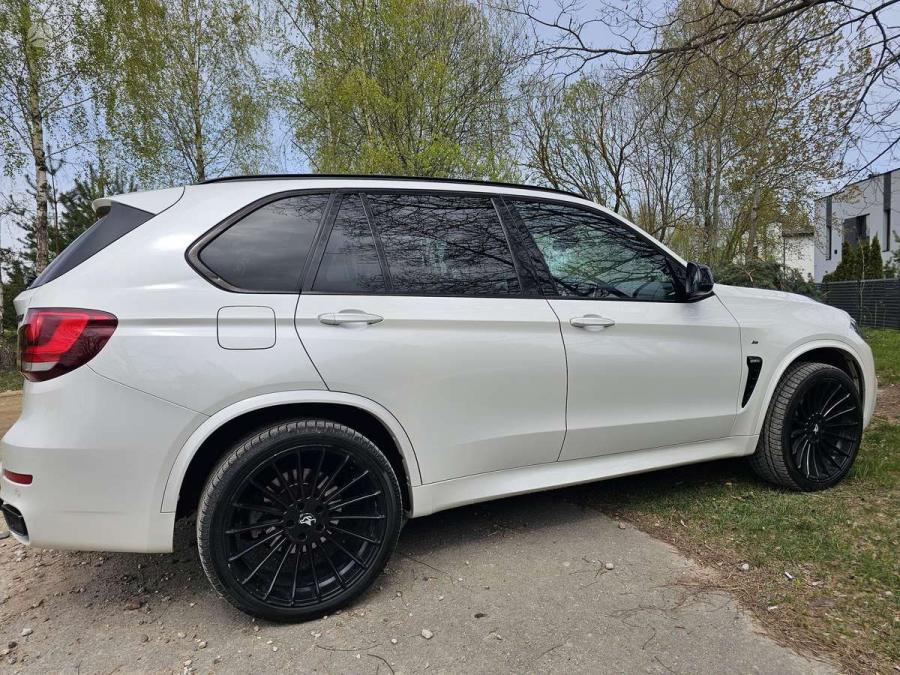 White BMW X5 2014 in Kaunas, with an engine capacity of 3.00 L and mileage of 221 thousand km for 19900 €, photo 18 on AUTOMOTO.COM.LV