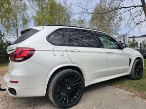 White BMW X5 2014 in Kaunas, with an engine capacity of 3.00 L and mileage of 221 thousand km for 19900 €, photo 19 on AUTOMOTO.COM.LV