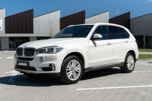 White BMW X5 2014 in Vilnius, with an engine capacity of 2.00 L and mileage of 354 thousand km for 15950 €, photo  on AUTOMOTO.COM.LV