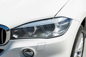 White BMW X5 2014 in Vilnius, with an engine capacity of 2.00 L and mileage of 354 thousand km for 15950 €, photo 11 on AUTOMOTO.COM.LV