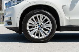 White BMW X5 2014 in Vilnius, with an engine capacity of 2.00 L and mileage of 354 thousand km for 15950 €, photo 12 on AUTOMOTO.COM.LV
