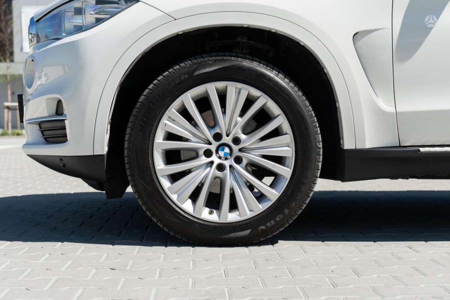 White BMW X5 2014 in Vilnius, with an engine capacity of 2.00 L and mileage of 354 thousand km for 15950 €, photo 12 on AUTOMOTO.COM.LV